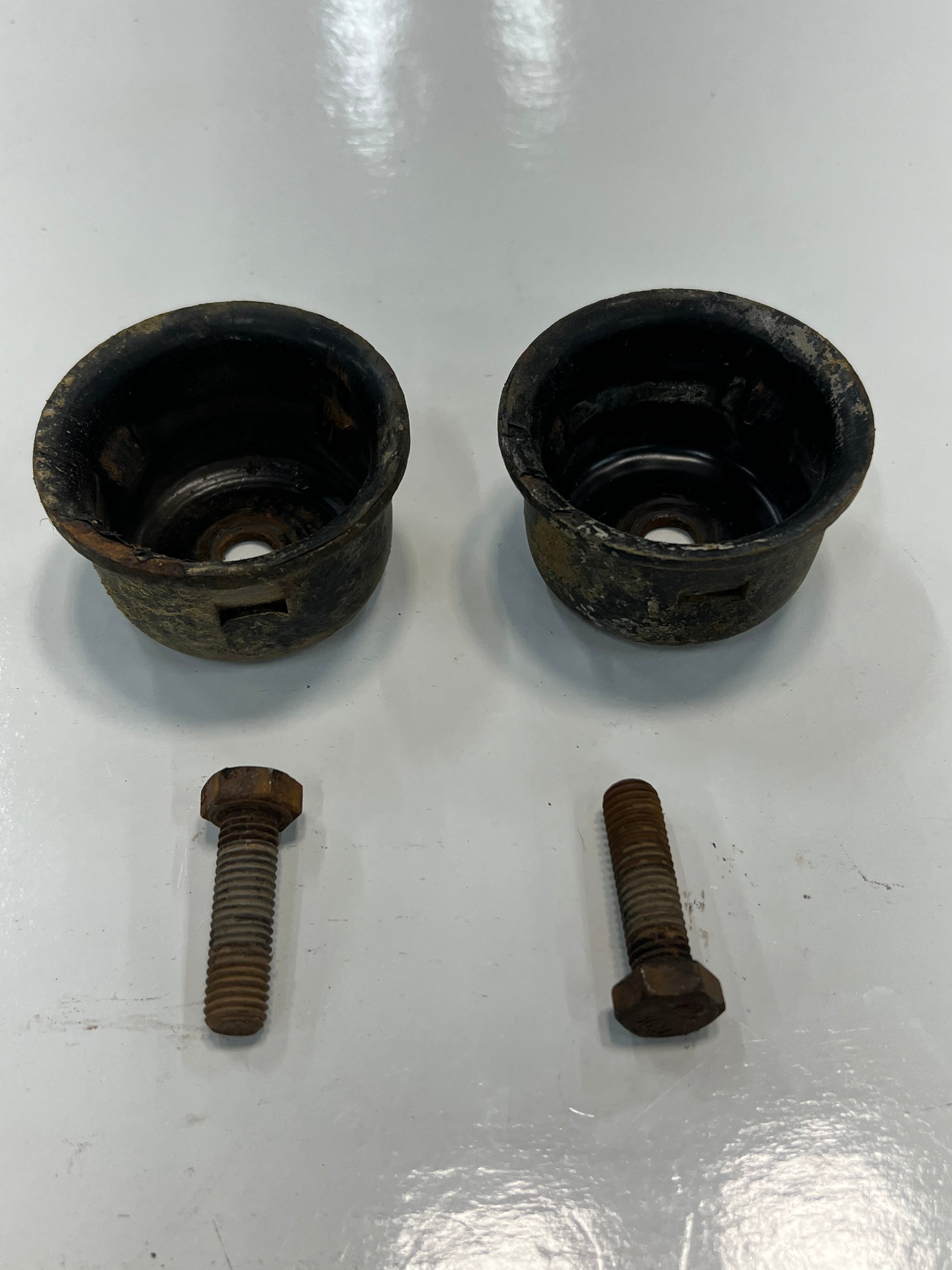 Bump Stop Cups & Bolts - OEM - 93-98 ZJ & 97-06 TJ – DeXJ's